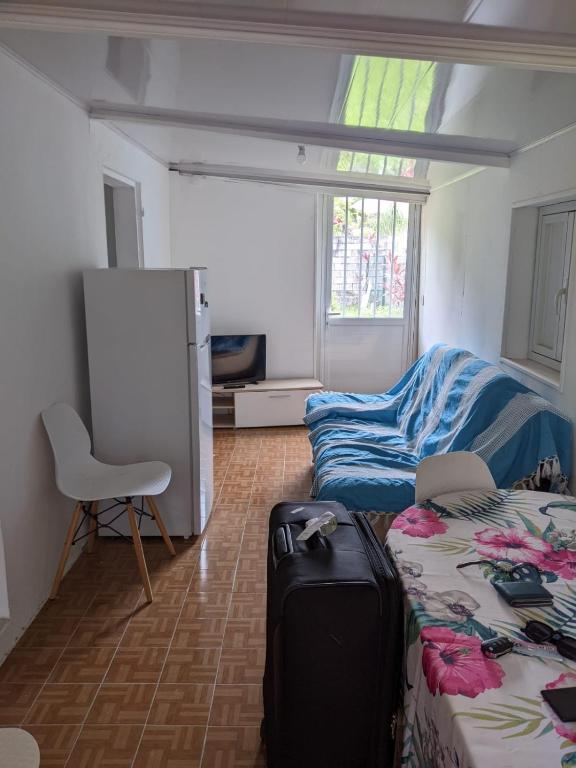 au calme, avec terrain et sentier littoral, Sainte-Suzanne (מחירים ...