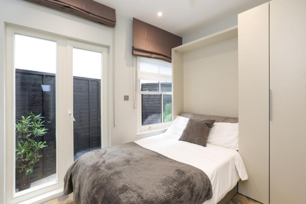 Micro Studio with Terrace, Central for solo stays, London ...