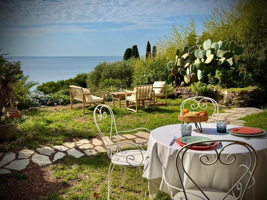 Villa Romarine - Vue mer et accès crique - Agay, Saint-Raphaël ...