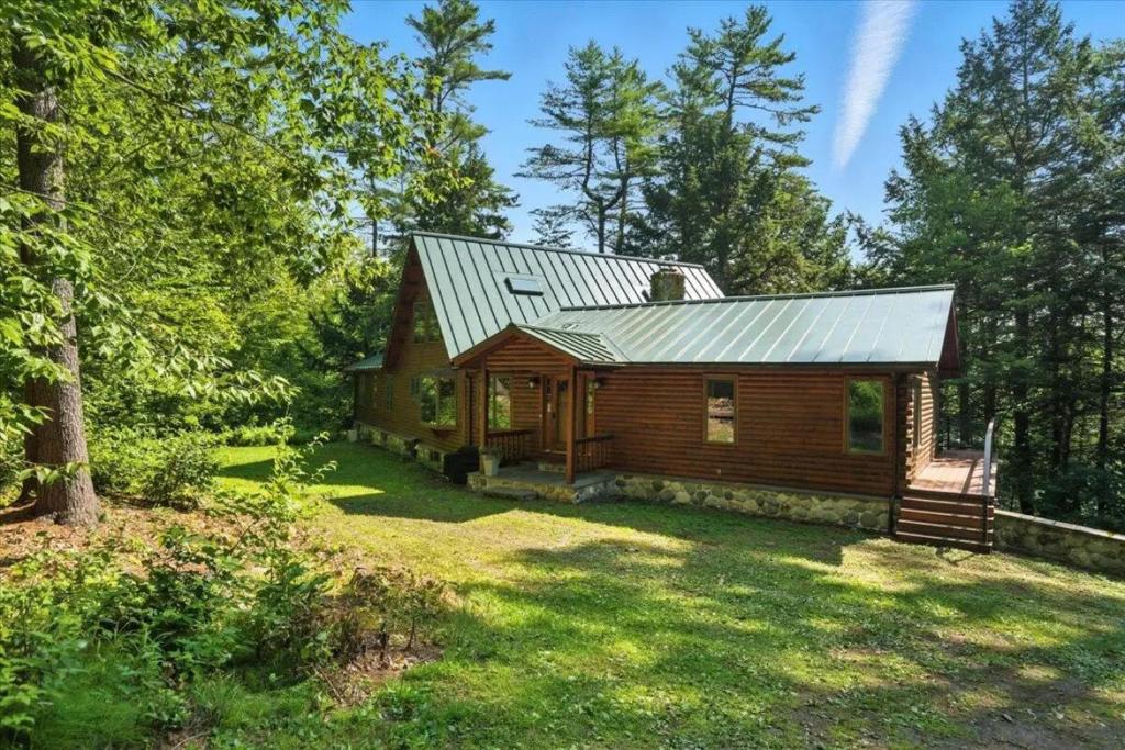 Lakefront Log Home on Huge Lake in Private Cove, Leeds (precios ...