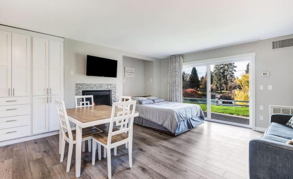 1st Floor Updated Studio incredible river access, Bend (precios ...