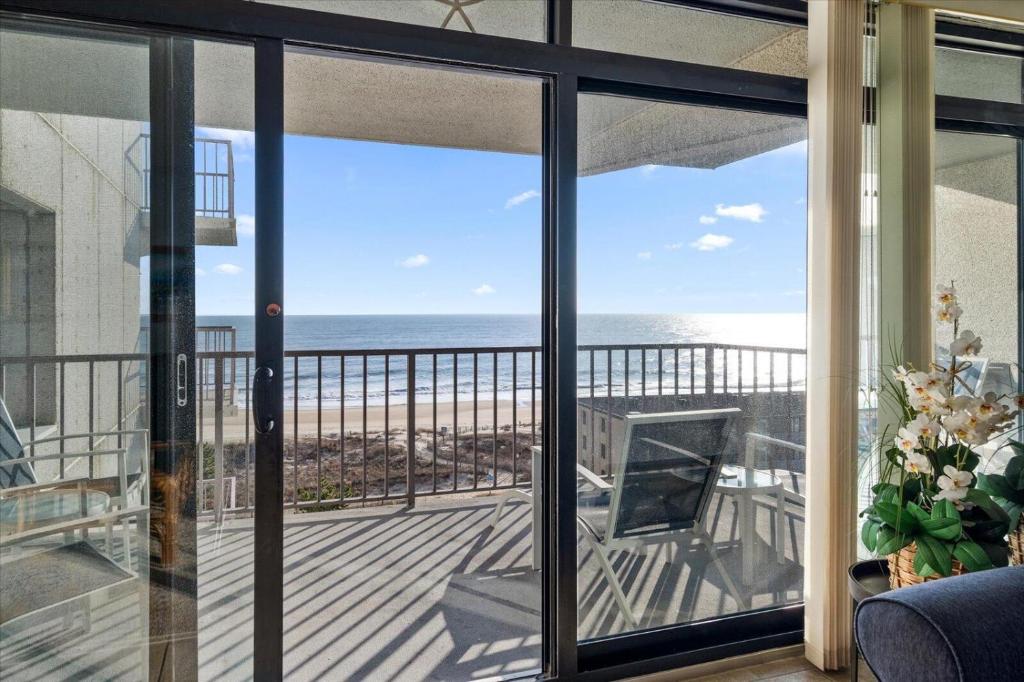 Beautiful 2 Bed Condo Beachfront With Outdoor Pool, Ocean City (updated ...