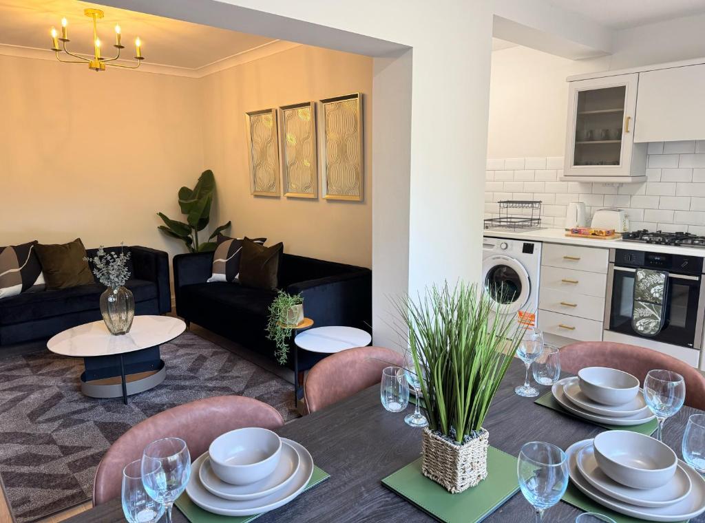 伯明罕的Luxury Big 4 Bedroom House near NEC, JLR, Driveway, Back Garden ...