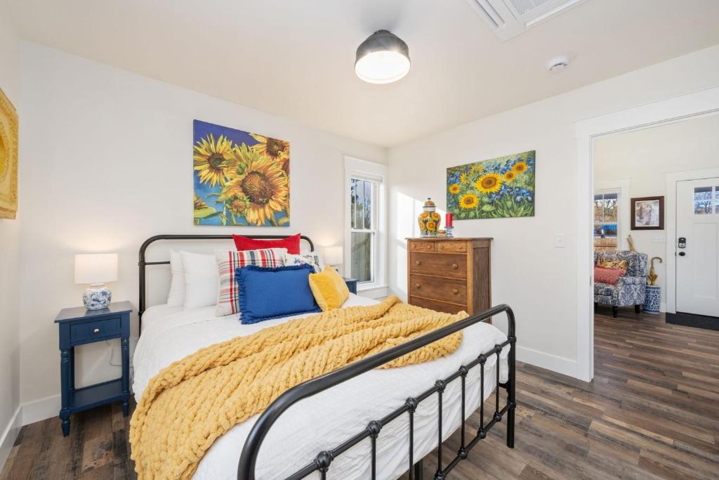 City Park Bungalow Pet Friendly with Dog Run, Buckingham (обновени цени ...