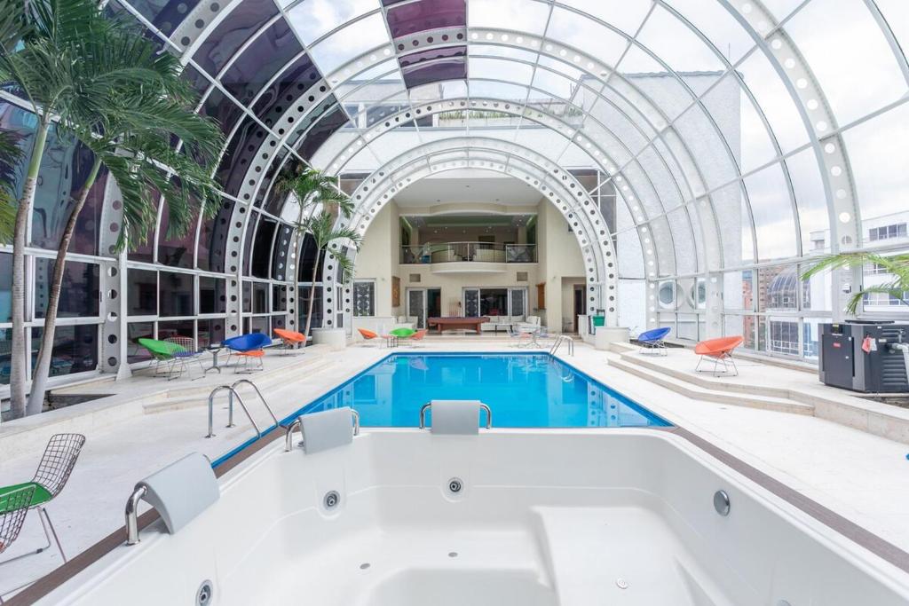 Armored luxury PH, Jacuzzis, Pool, Butler & Art, Medellín ...