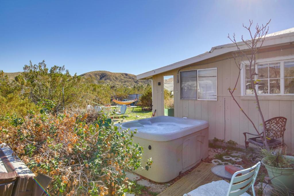 18 Mi to Joshua Tree NP WFH-Ready Desert Escape, Palm Wells ...