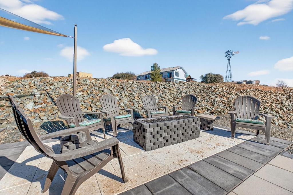 Mountain View • Fire Pit + Hammock • Loft & Office, Humboldt ...