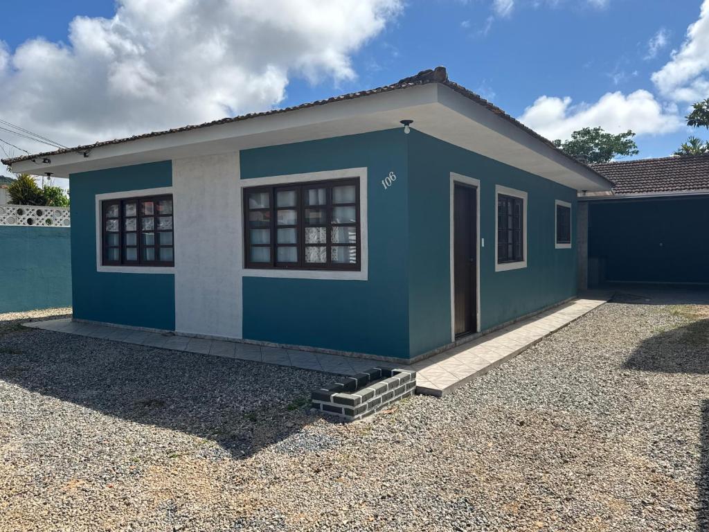 Casa de Praia Completa de 3 quartos a Poucos Metros do Mar, Bombinhas ...