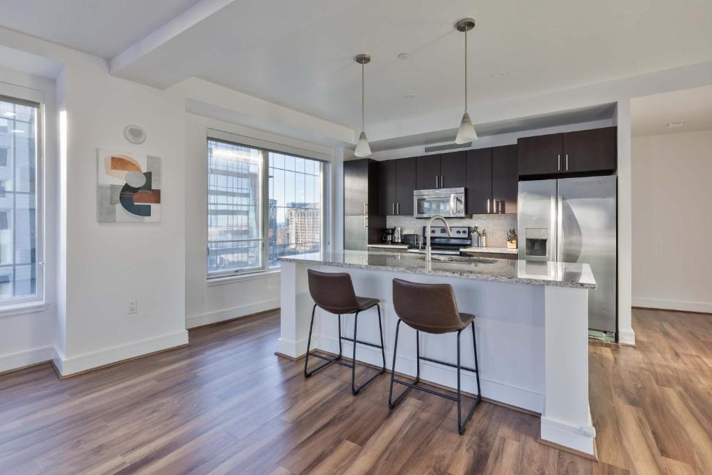 Stylish Seaport Apartment Near Waterfront Dining & Downtown, Boston ...