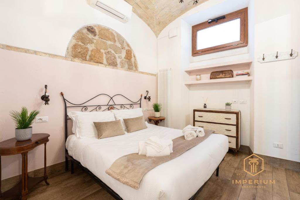 Imperium Residence - 100mt to metro, private Patio, A-C, 2-4 pax, רומא ...