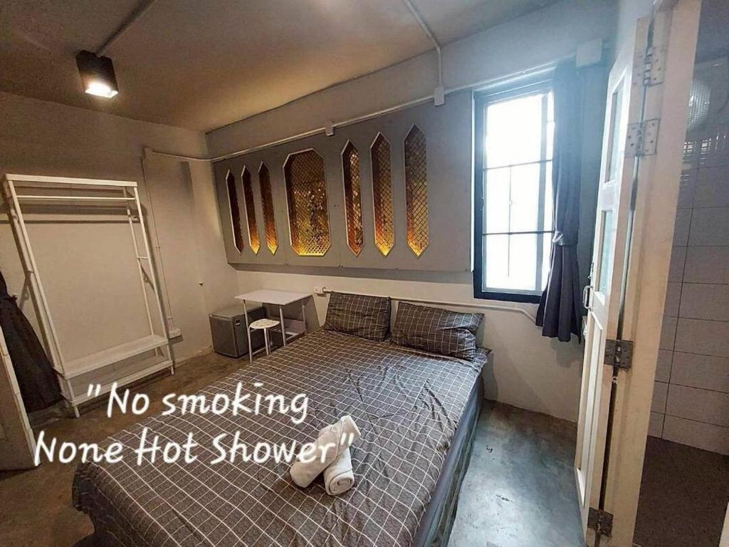 Fan Room Near Bangkok hospital Across Night market, Ban Ket Ho (giá cập ...