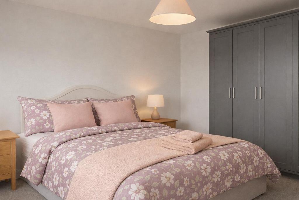 Cozy Ballintemple Pad, 2BR Near City with Parking, Cork (prezzi ...
