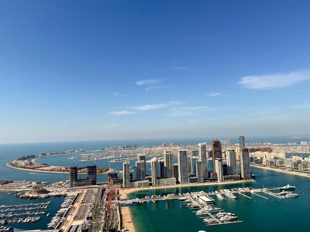 Panoramic Fireworks Views with Palm Jumeirah Bluewaters and Ain dubai ...