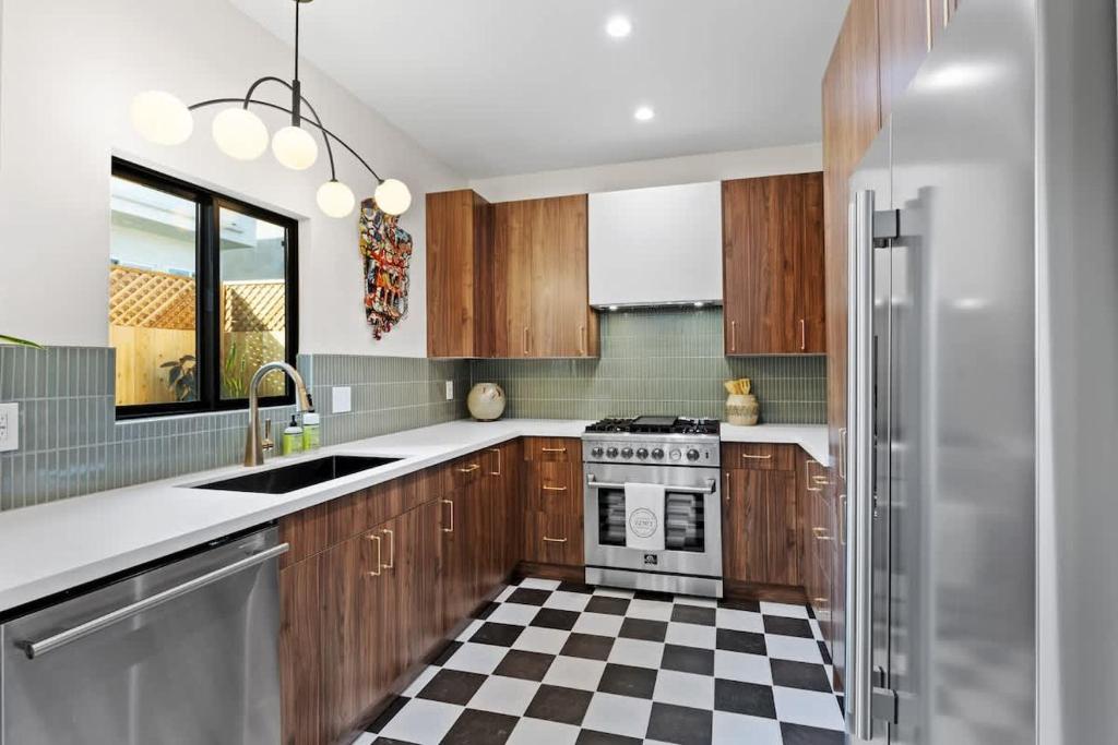 Newly Remodeled OB Beach house walk to all Parking, San Diego (updated ...