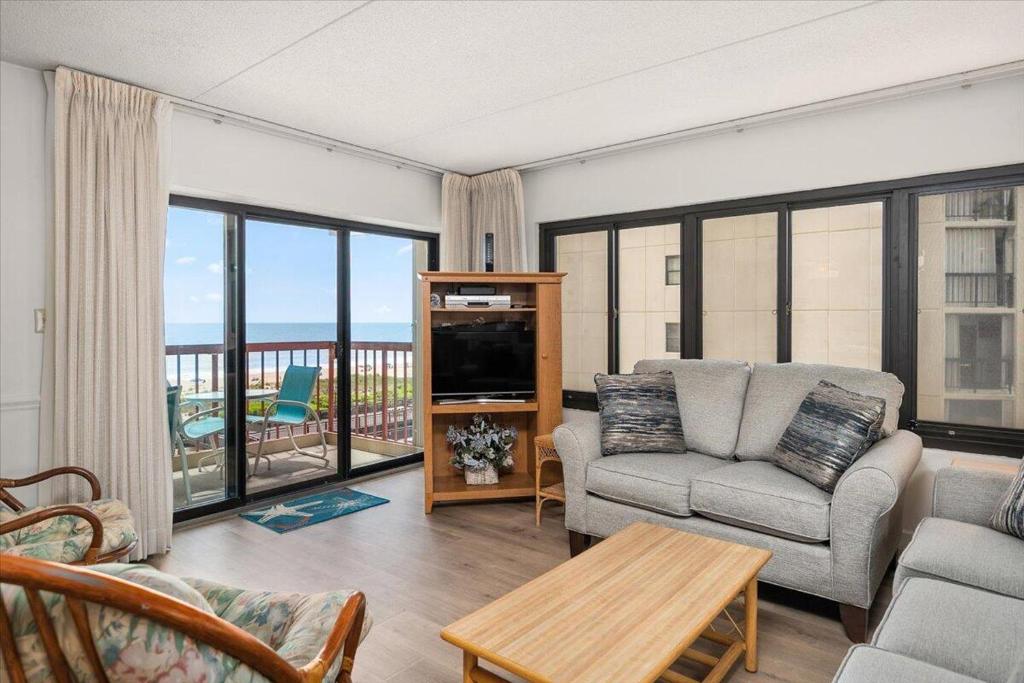 Beautiful Oceanfront 3 Bedroom Rainbow Condo with Outdoor Pool!, Ocean ...
