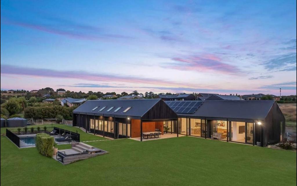 Sunset Ridge Retreat, stunning large home & pool, Orange (2026 ...