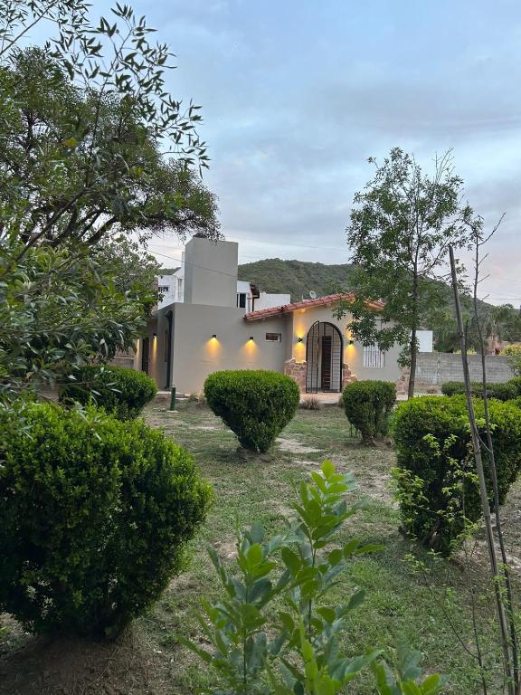 Disfruta casa de bosque a metros de AV San martin y minutos del lago ...