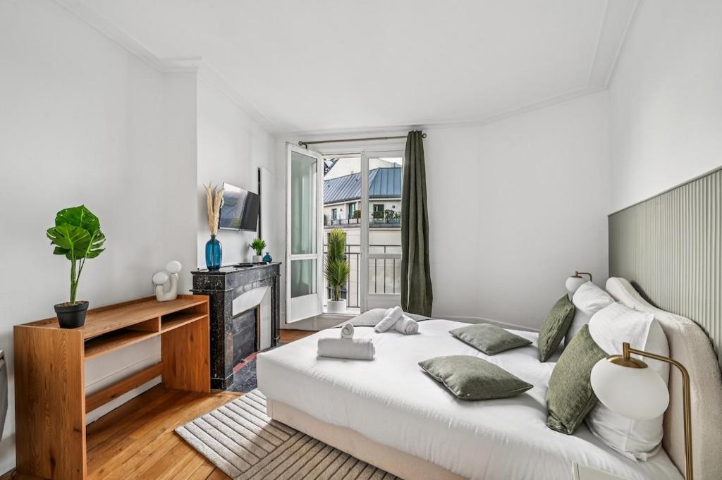 Close to Paris City Center I Eiffel Tower View, Paris (prețuri ...