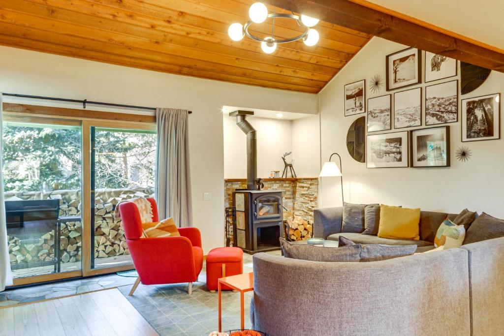 2 Mi to Eagle Lodge! Multi-Level Haven with Hot Tub, Old Mammoth ...