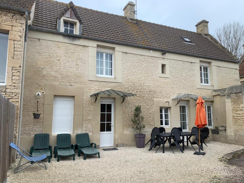 L'escalier rouge - Maison typique avec cour, Luc-sur-Mer (uppdaterade ...