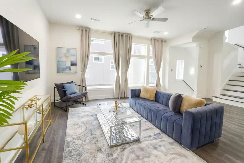 Rodeo World Cup Modern Houston Luxe 5 Mins from NRG Zoo & Med Center ...