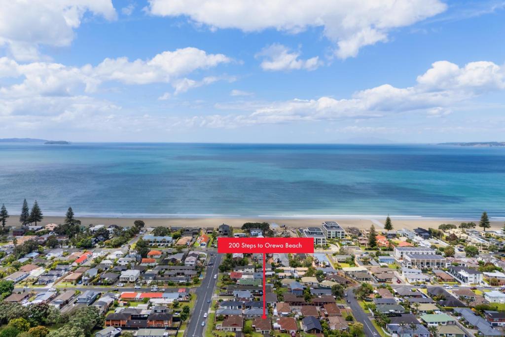 The Orewa Beach House - 200 Steps to Orewa Beach, אורוואה (מחירים ...