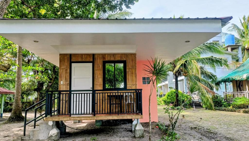 Suki Beach Resort Beachfront Cottage, Santa Magdalena (актуальные цены ...