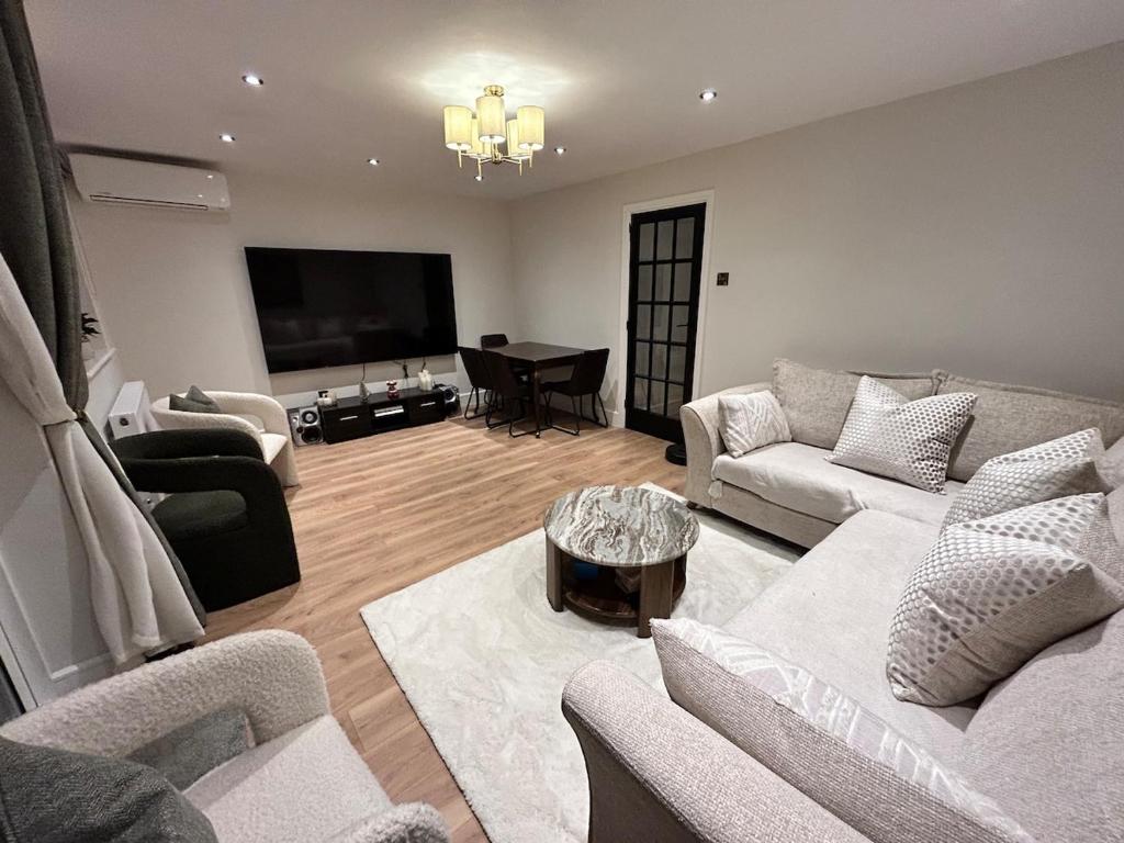 House in Windsor - Free Parking & EV Charging, Windsor (tarifs ...