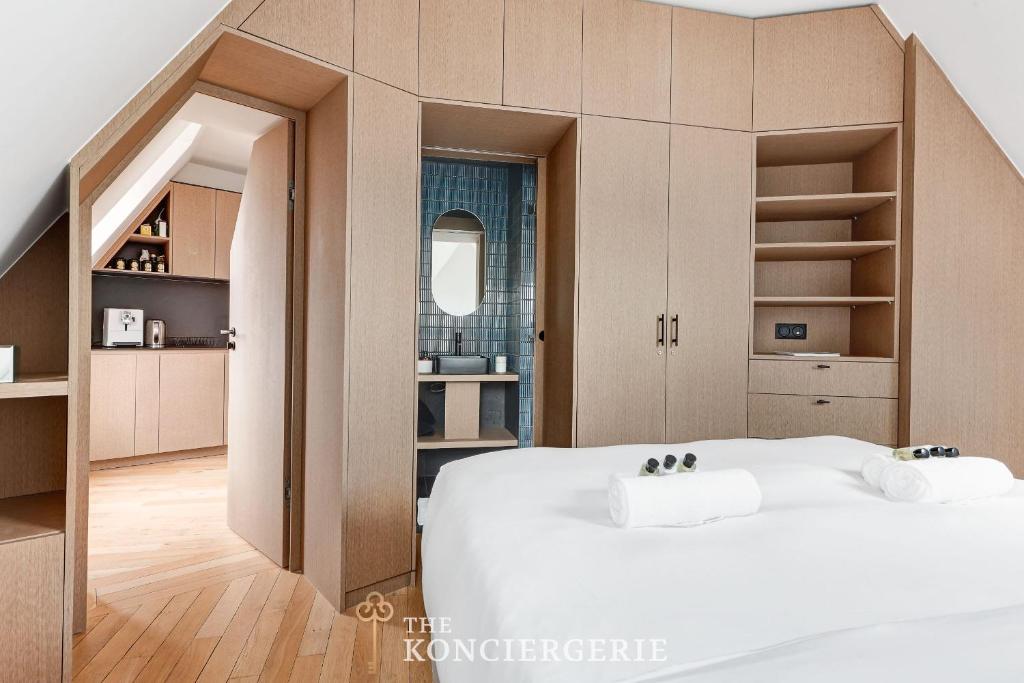 Luxe sous les toits de Paris avec vue Tour Eiffel, פריז (מחירים ...