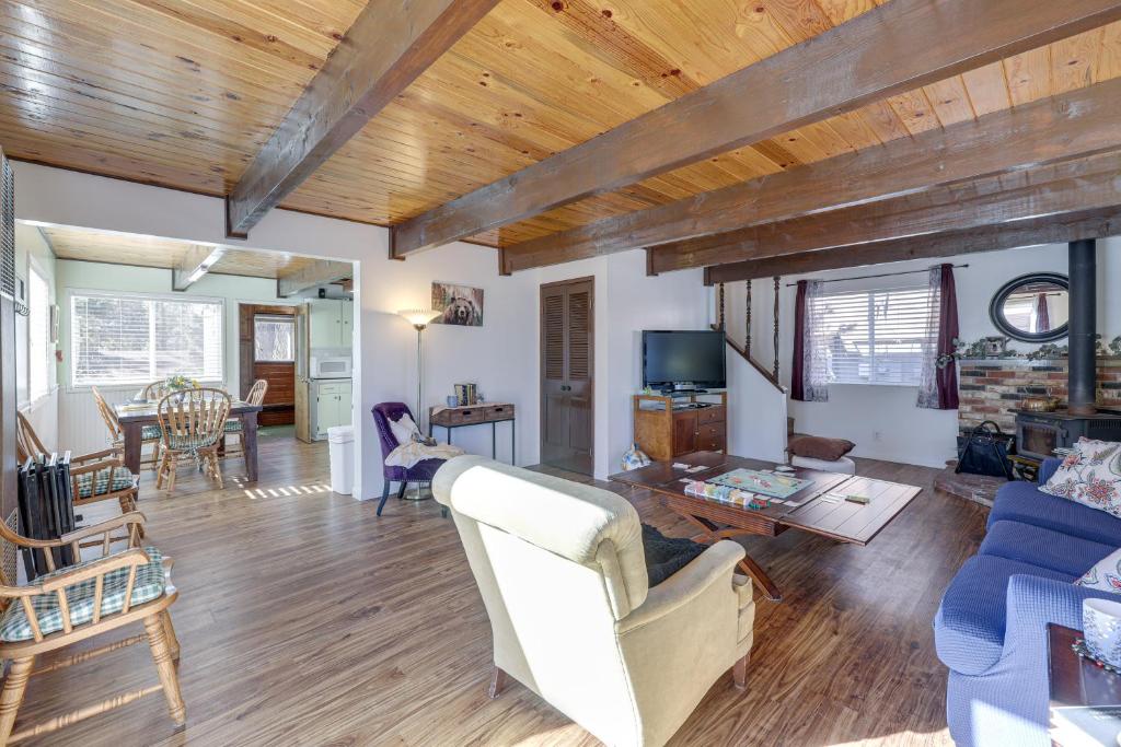 Ski, Hike and Unwind Big Bear Gem 3 Mi to Slopes!, Big Bear City ...