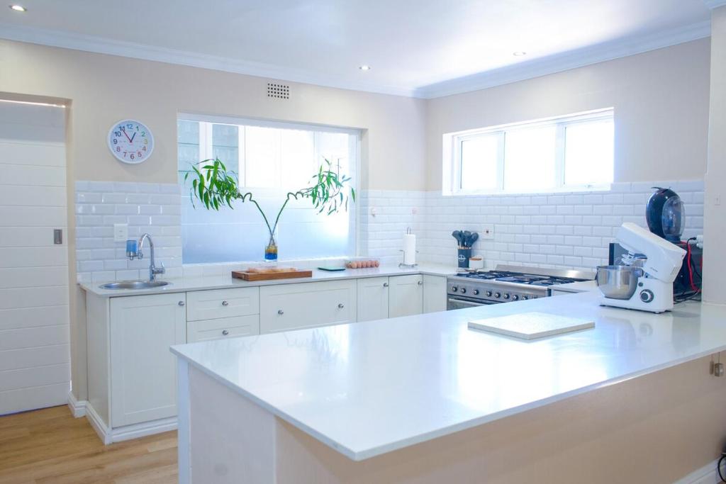 5BR Pool Fast Wi-Fi Walk To The Beach Pool Table, Cape Town की (2026 के ...