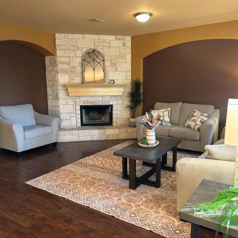 Downtown Buda home,swimming pool, jacuzzi, sleeps 10, Buda (giá cập ...