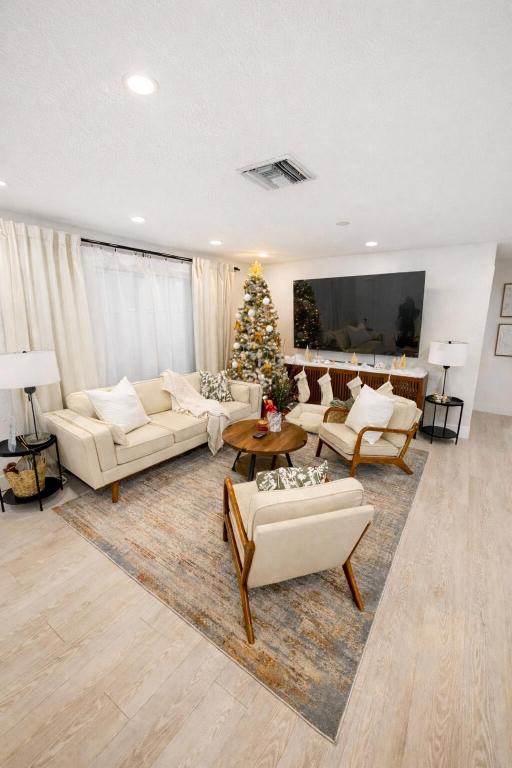 Sunny Oasis Near the Beach with 4BR and 3BA Pool Home, Boynton Beach ...