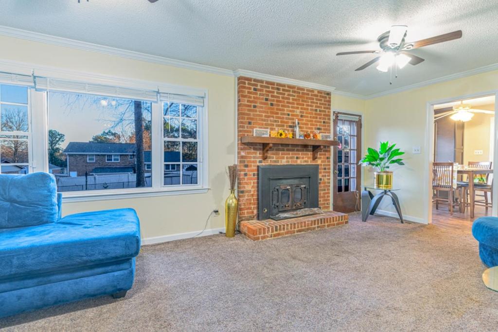 3BR • Deck + BBQ + Firepit • Close to Cape Fear, Hope Mills (tarifs ...