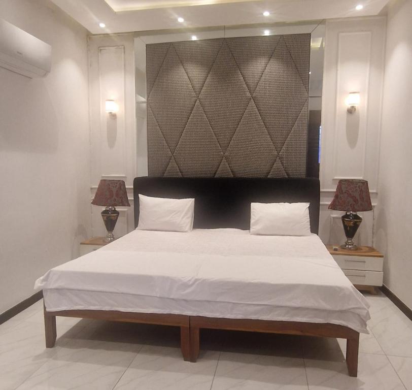 Executive And Luxurious Rooms In DHA Phase 6 Near Raya, Dolmen and ...