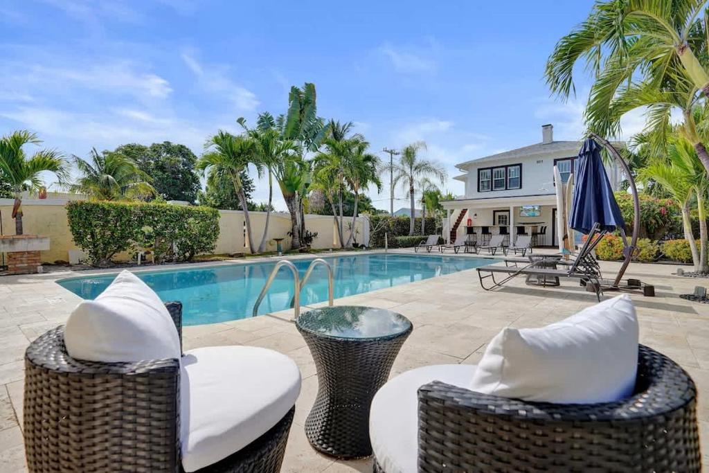 Modern Studio w Kitchen and Pool at Lake Worth, לייק וורת' (מחירים ...