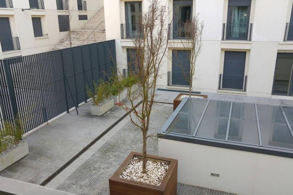 T1 perto da Praça da Figueira e Rossio, Estacionamento e metro à porta ...