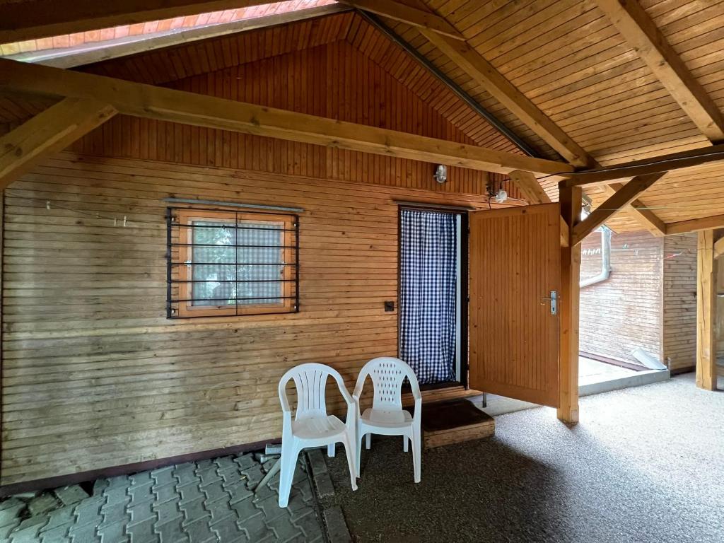 Rekreační chatky na Fotbalovém stadionu Senec, Сенец (обновени цени за ...