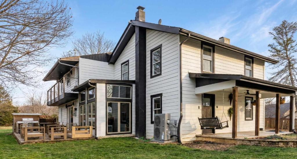 Modern 5BR Home with Mtn Views BBQ & Pool Table, Asheville ...