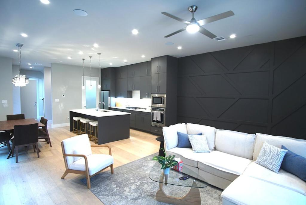 Modern 3BR Home with Game Room, Near Uptown & DART, Dallas (opdaterede ...