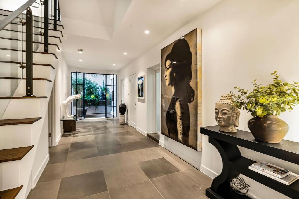Ultra Luxury Home - Glass Atrium, AC, Terrace, Londra (prețuri ...