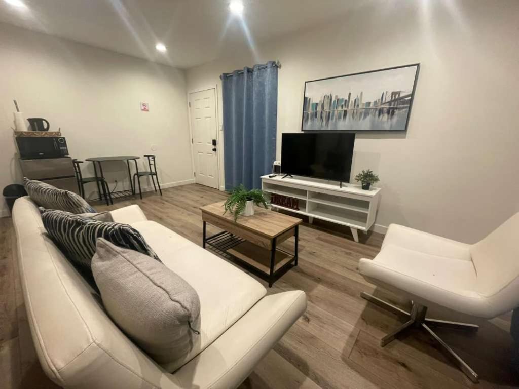 Second Floor Studio Suite Close to Beverly Hills, Los Angeles (prezzi ...