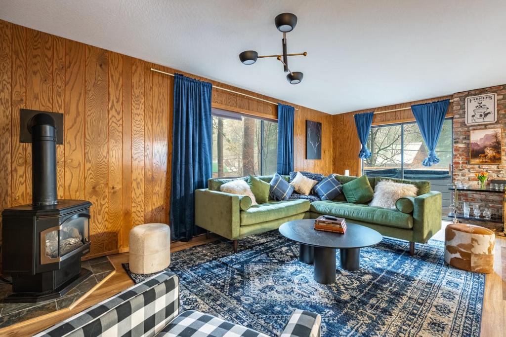 Mountain Retreat Sleeps 10 Arcade & Game Room, Donner Woods ...