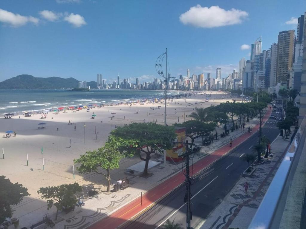 Building facing the sea Side view of Ferris Wheel, Balneário Camboriú ...