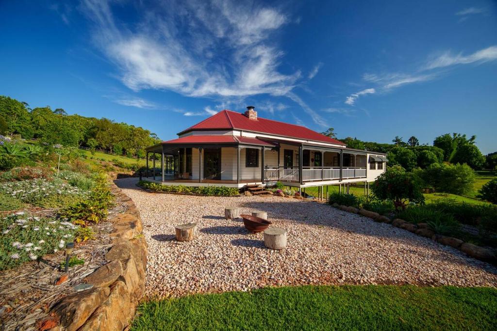 Lake Estate House and Granny Flat Huge Lawn Retreat, North Tamborine ...