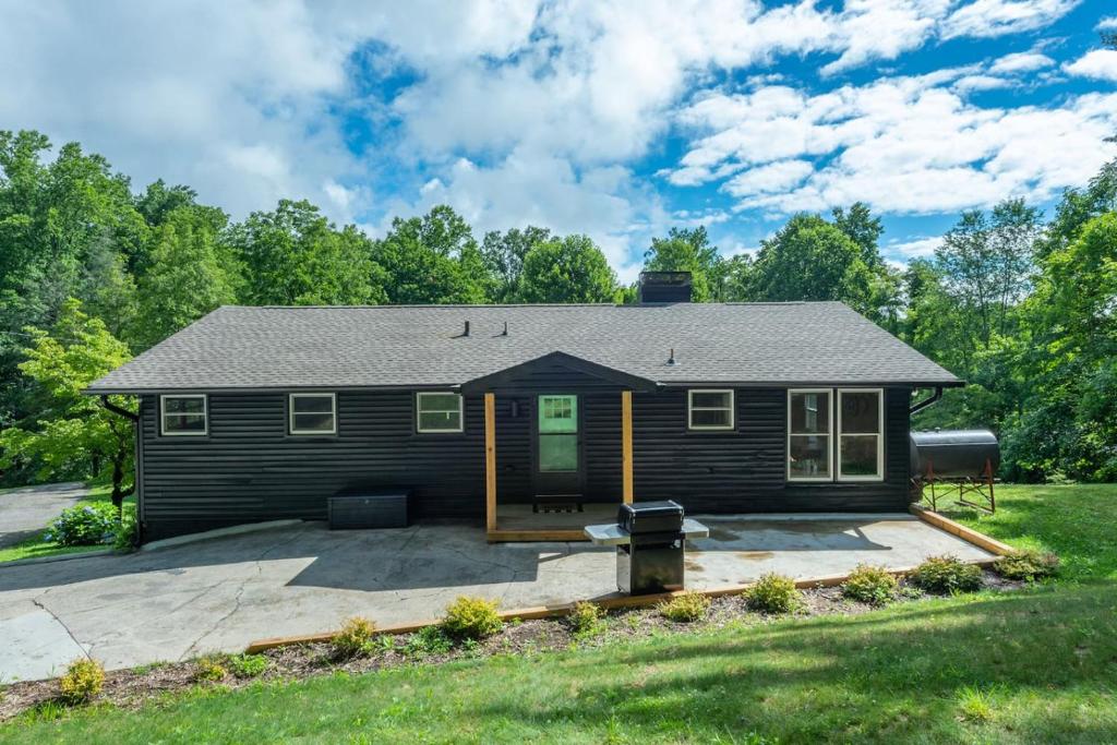 Kamp Wildcat - Family Retreat, Fire Pit, Grill, and 4 Acres!, Balsam ...