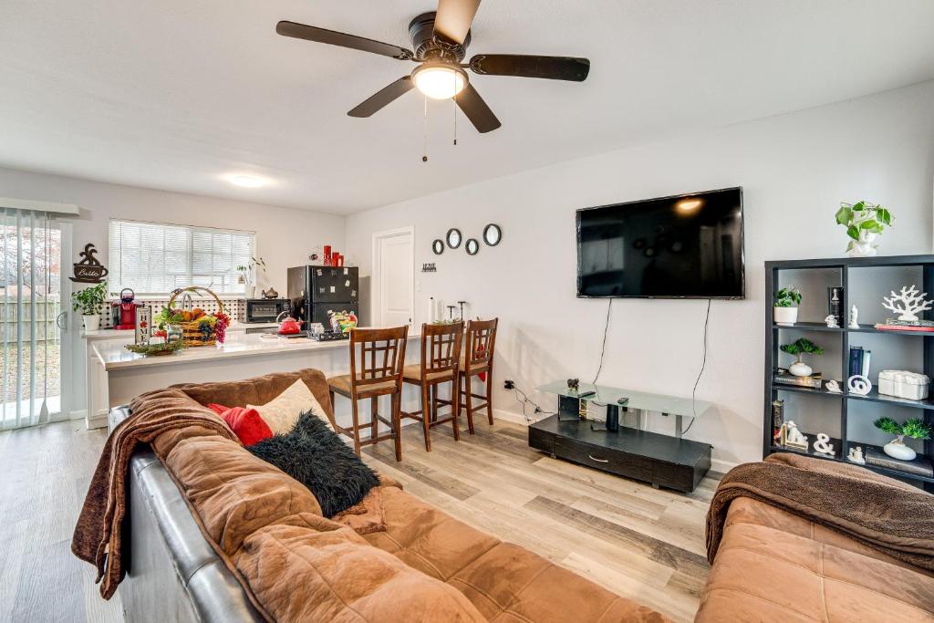 4 Mi to Joe Pool Lake! Cedar Hill Family Haven, Cedar Hill ...