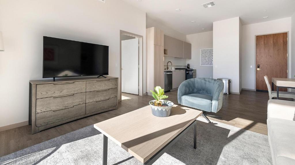 Landing Amazing 2BD Gym Pool, Enterprise (tarifs actualisés, 2026)