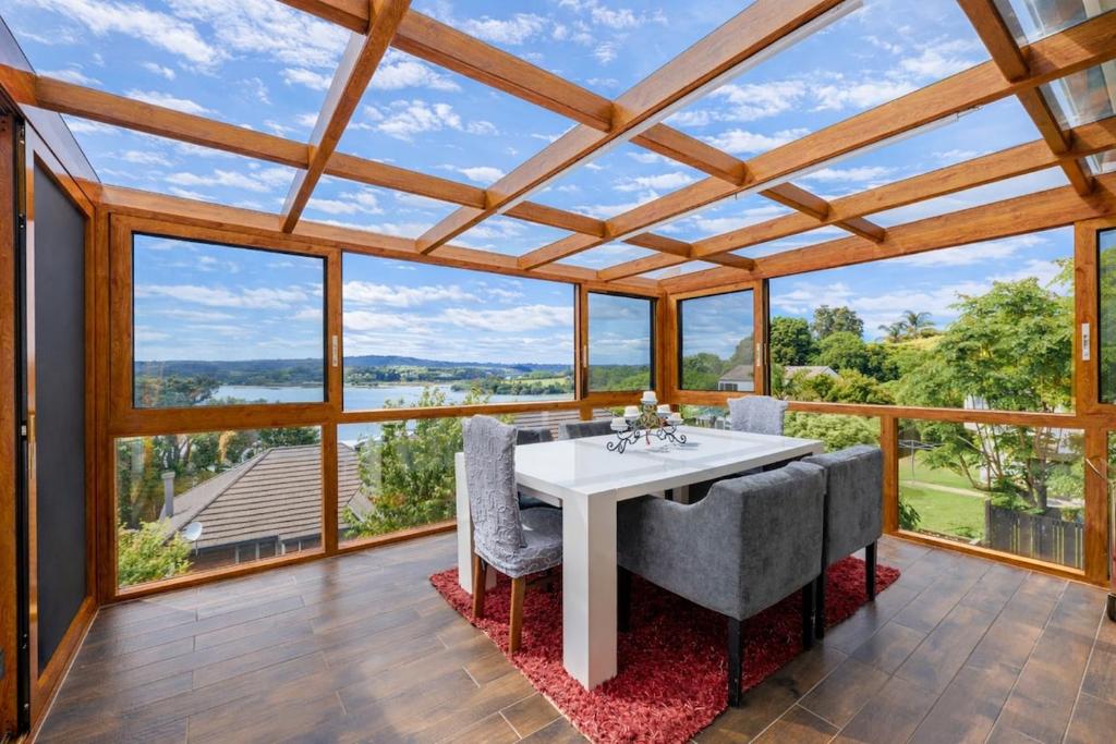 Classic Seaview Holiday Home in Shelly Park, Auckland (2026 legfrissebb ...