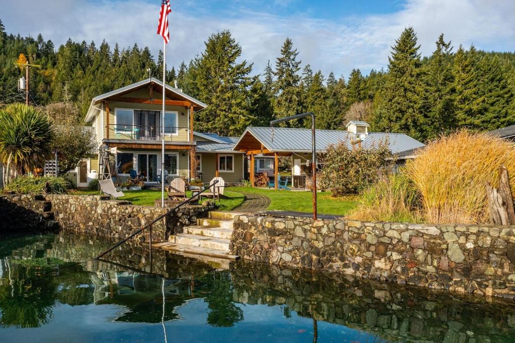 Water Front on Hood Canal - Hot Tub & EV Charger, Lilliwaup (актуальные ...